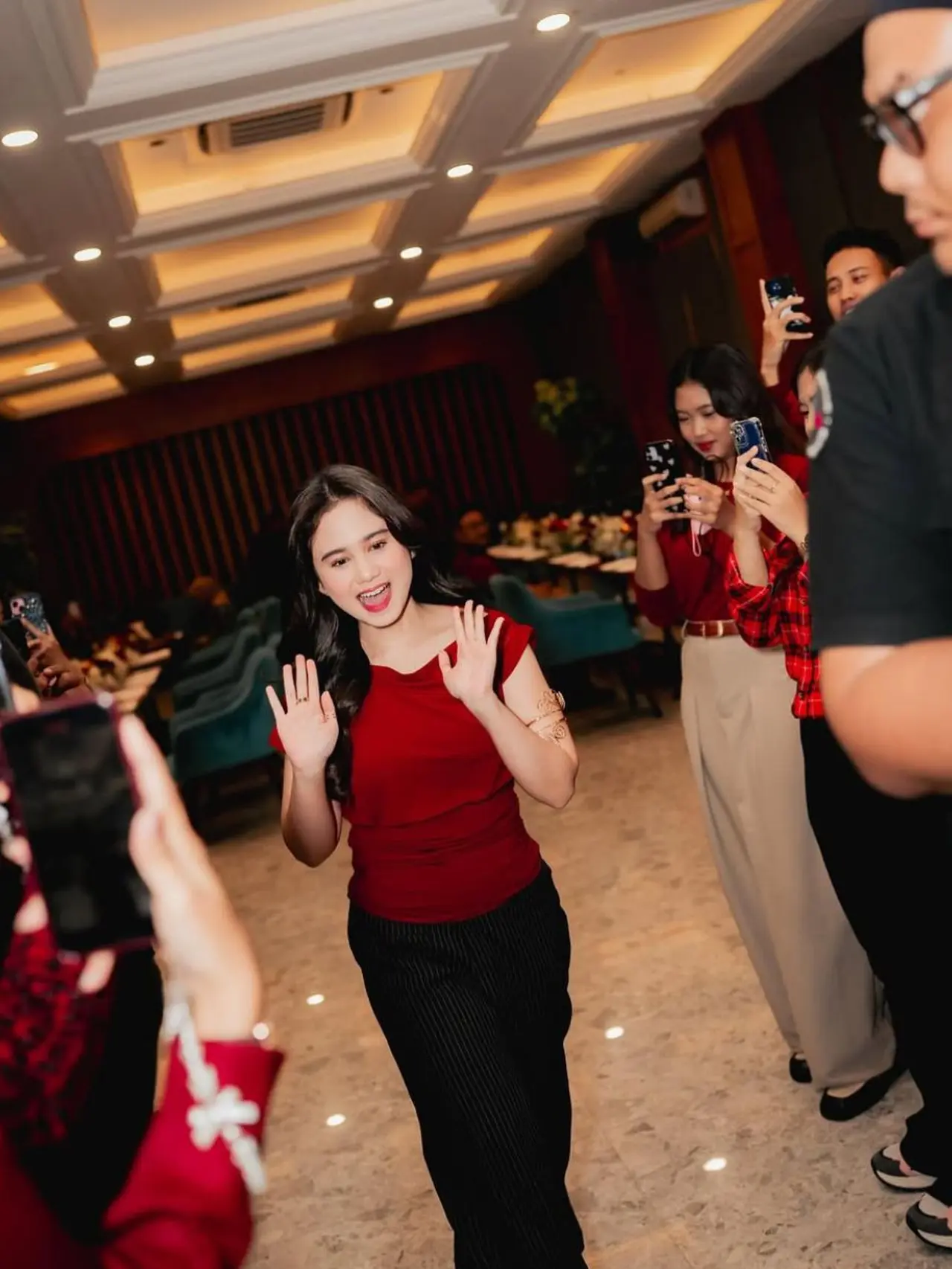 7 Pesona Mewah Tissa Biani dengan Gaun Merah saat Launching Film 7 HARI ...