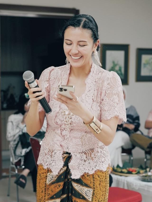 7 Potret Sharena Delon Rayakan Ulang Tahun Sang Nenek yang ke-100 ...