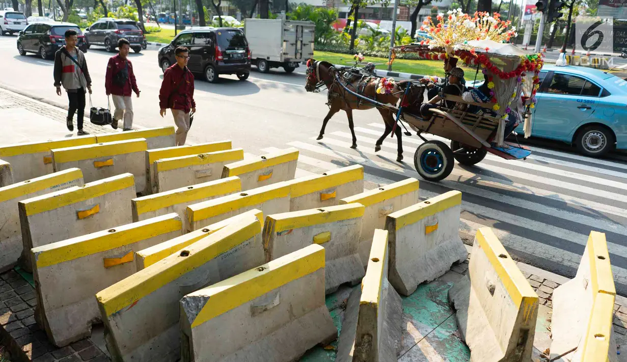 FOTO: Pembatas Jalan Ganggu Pejalan Kaki di Jalan Merdeka Utara - Foto ...