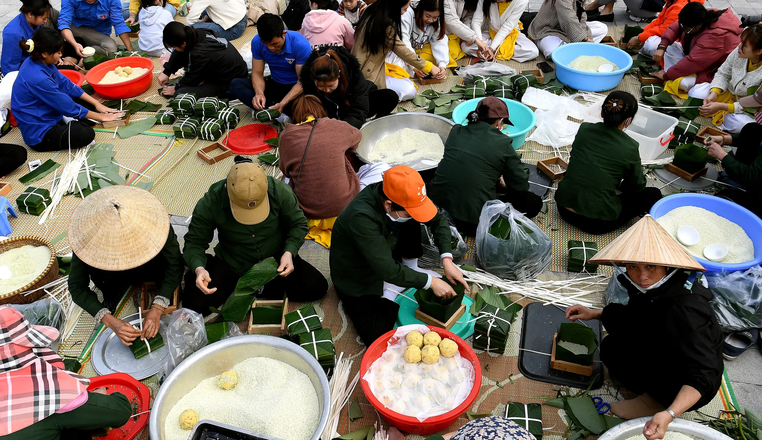 Melihat Pembuatan Bahn Chung, Kue Tradisional Vietnam Menjelang Imlek ...