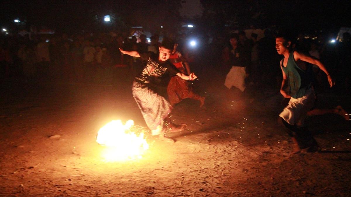Ngeri-Ngeri Sedap Pertandingan Bola Api, Permainan Tradisional Khas ...