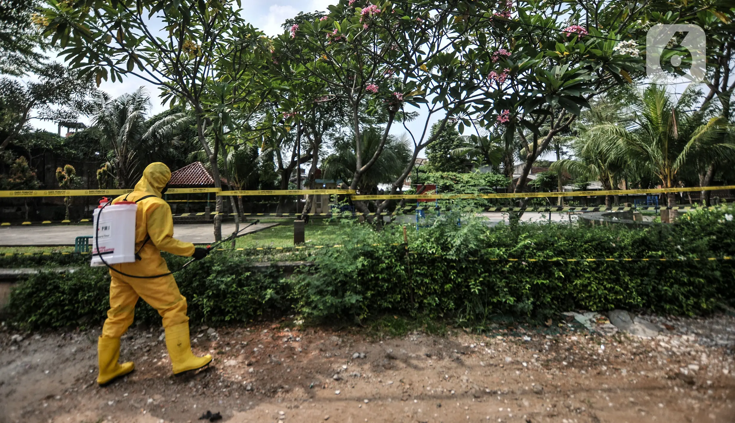 FOTO: Satu RT di Jakarta Lockdown Akibat COVID-19 - Foto Liputan6.com