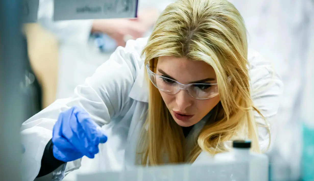 FOTO: Penampilan Cantik Ivanka Trump di Laboratorium - Foto Liputan6.com