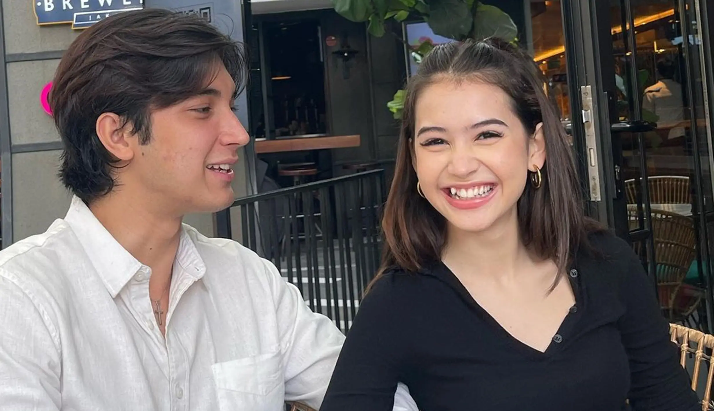 Potret Anniversary Pertama Sandrinna Michelle dan Junior Roberts ...