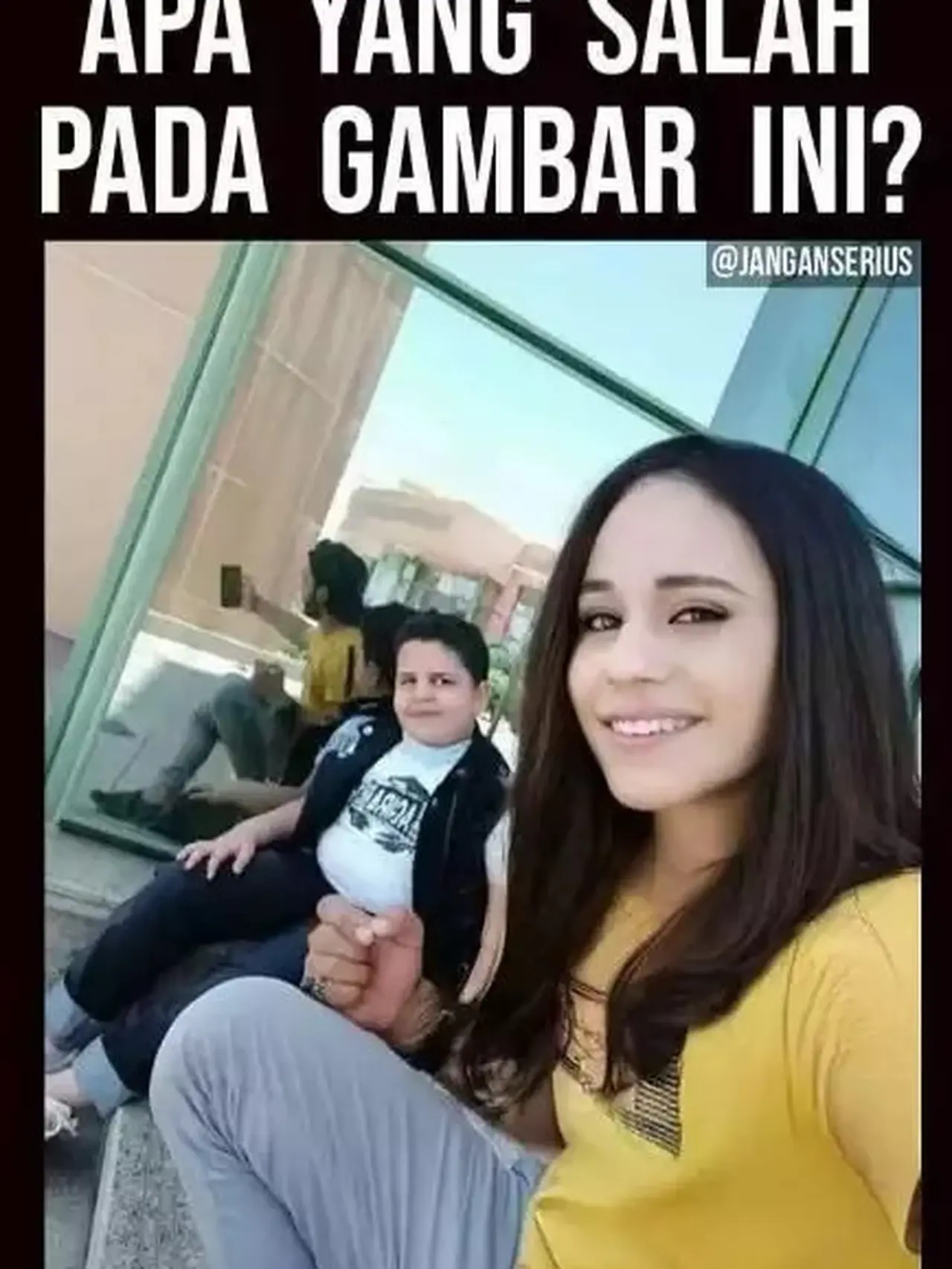 10 Potret Orang Selfie Depan Kaca Dengan Pose Nyeleneh Ini Bikin Tepuk