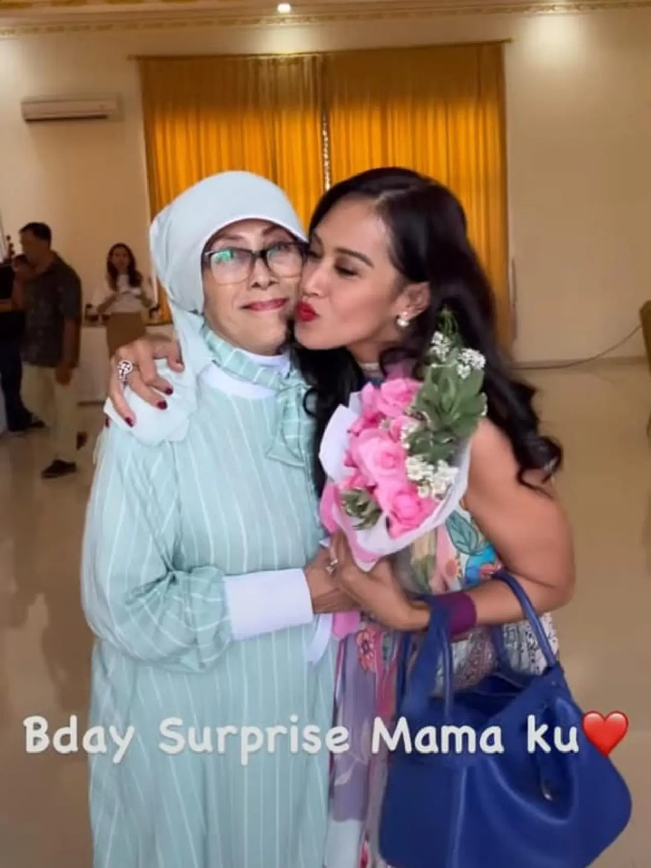 Terbang ke Solo, Ini 6 Potret Diah Permatasari Saat Beri Kejutan Ulang Tahun untuk Sang Ibu ...