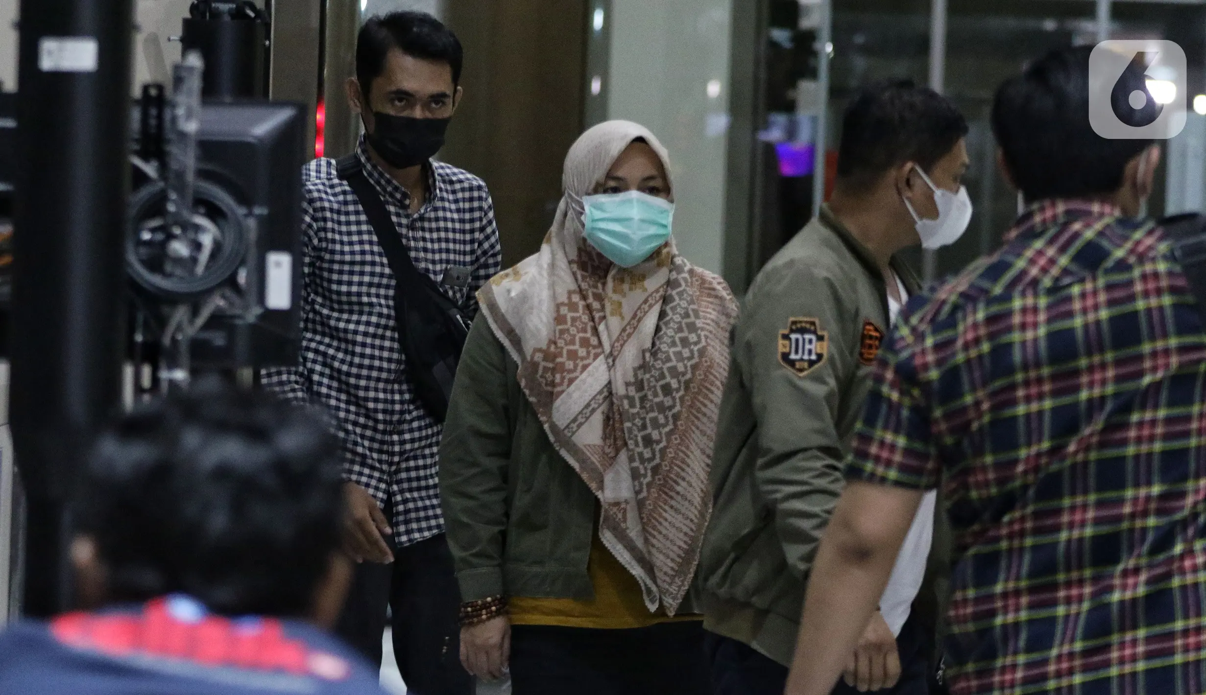 FOTO: Terjaring OTT, Bupati Kolaka Timur Andi Merya Nur Tiba di Gedung ...