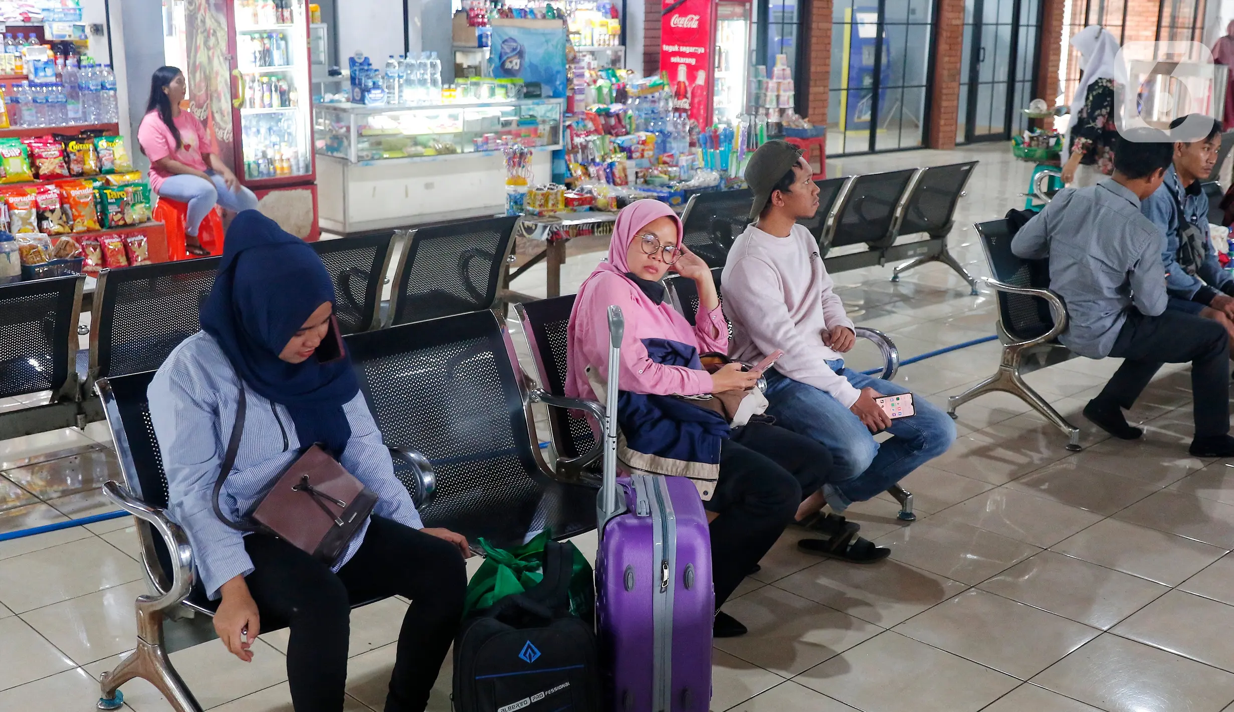 Terminal Poris Plawad Tangerang Mulai Dipadati Pemudik - Foto Liputan6.com