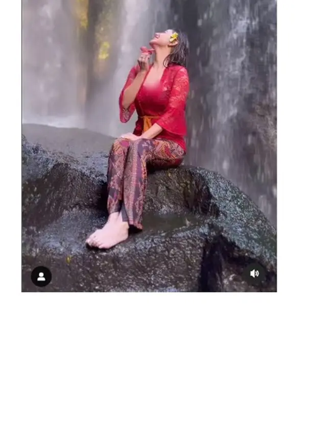 7 Potret Dewi Perssik Liburan di Bali, Ikut Jalani Ritual Melukat - Hot Liputan6.com