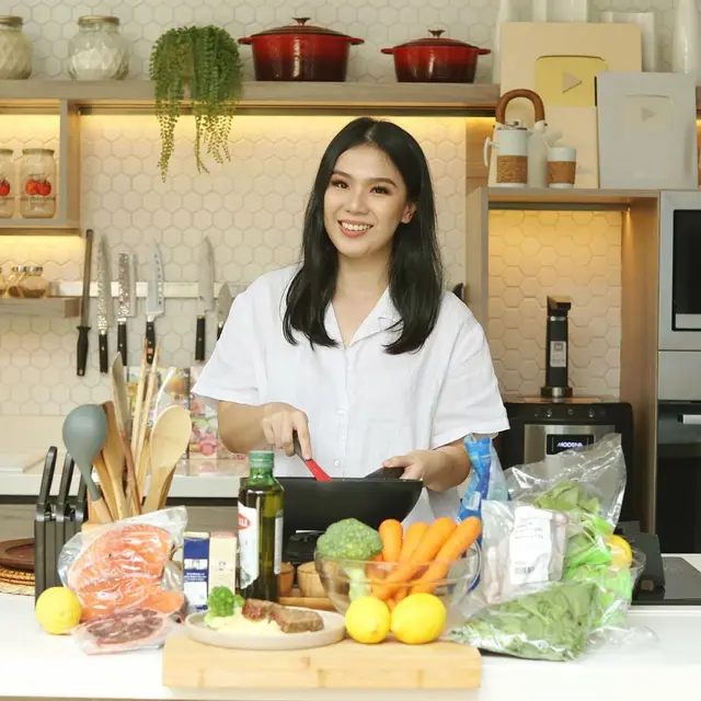 7 Potret Chef Devina Hermawan, Jadi Sorotan Usai Beli Pisau Rp 42 Juta ...