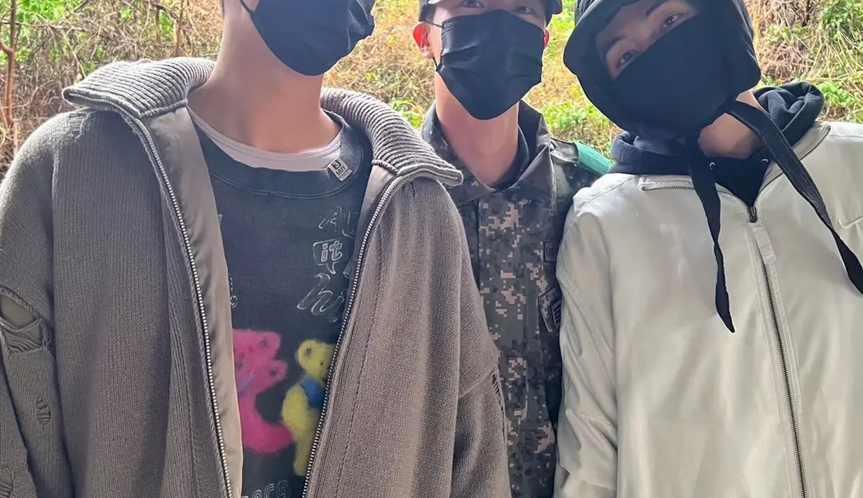 Momen Member BTS Melepas V dan RM Wajib Militer - Foto Liputan6.com