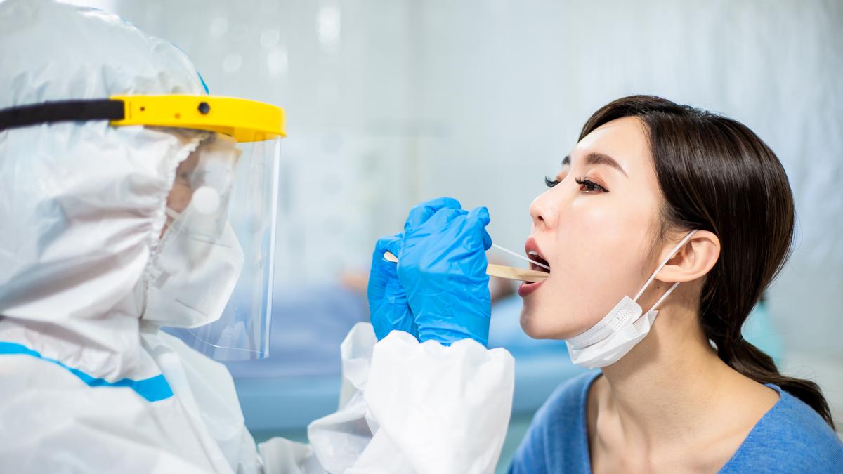Swab Test dalam PCR dan Rapid Antigen, Apa Bedanya? - Lifestyle Fimela.com
