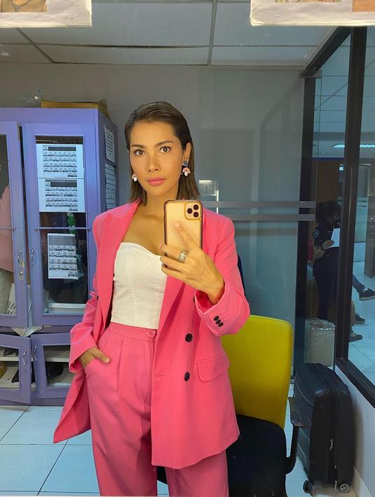 8 Gaya Fashionable Nadia Mulya Sebagai Ibu Empat Anak dalam Balutan ...