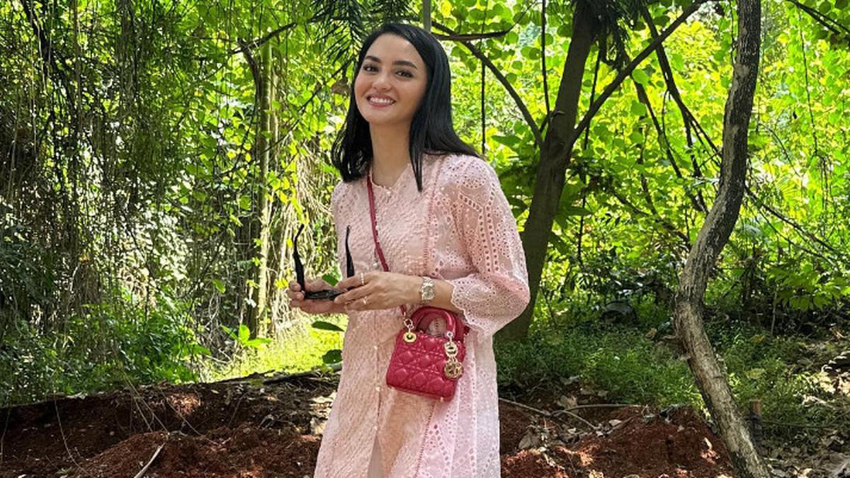 Potret Cantik Ririn Ekawati dalam Balutan Tunik dan Coat ...