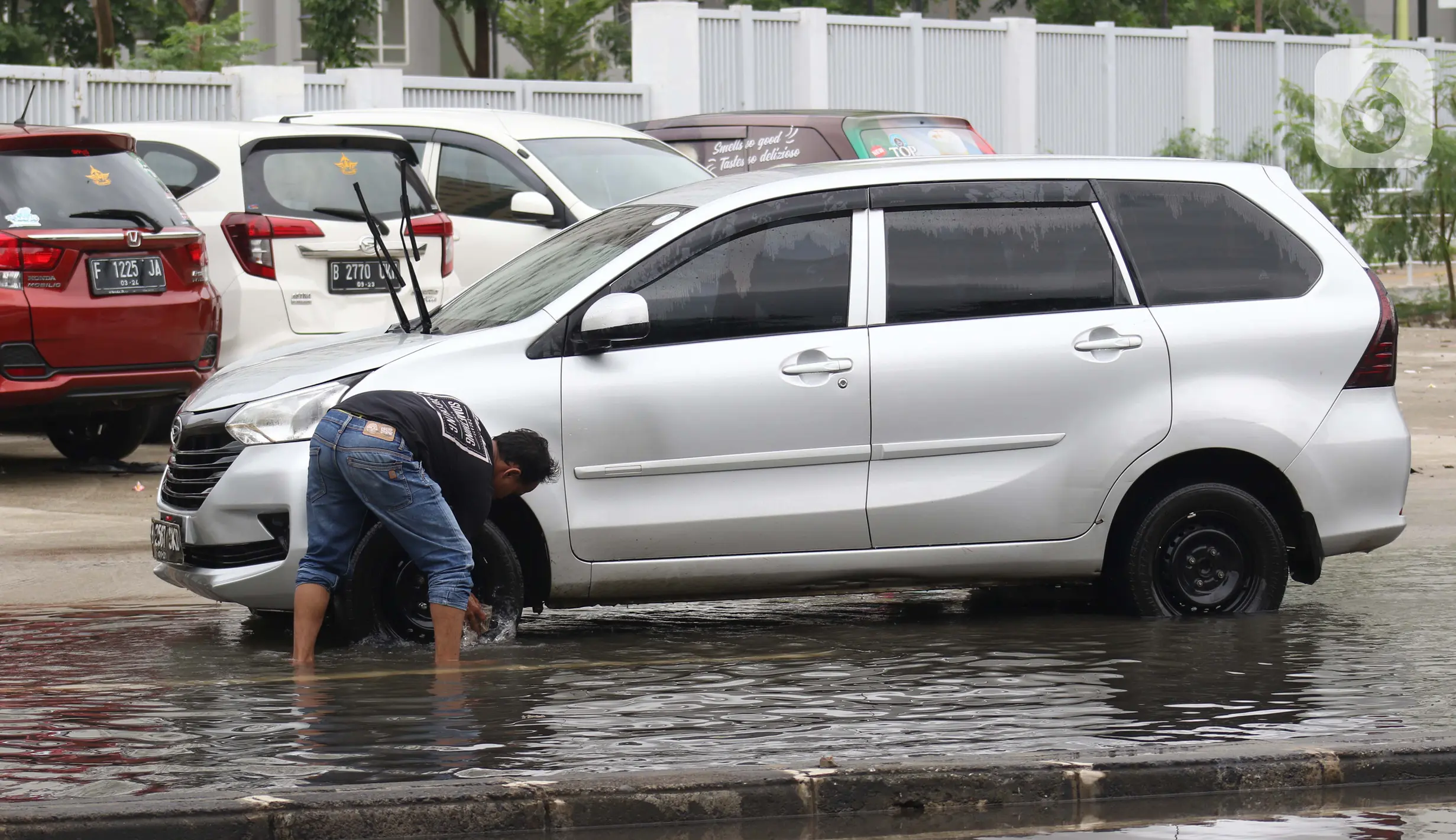 FOTO: Pengendara Manfaatkan Genangan Air Untuk Mencuci Kendaraan - Foto ...