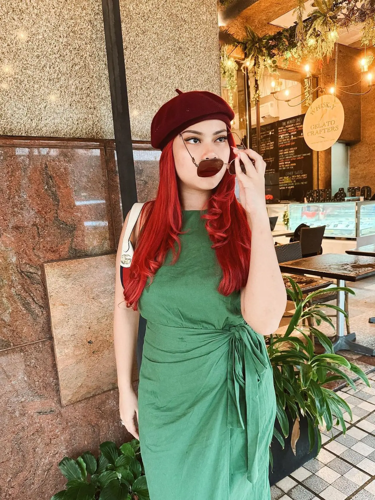 5 Potret Pesona Hanum Mega Saat Liburan di Singapura