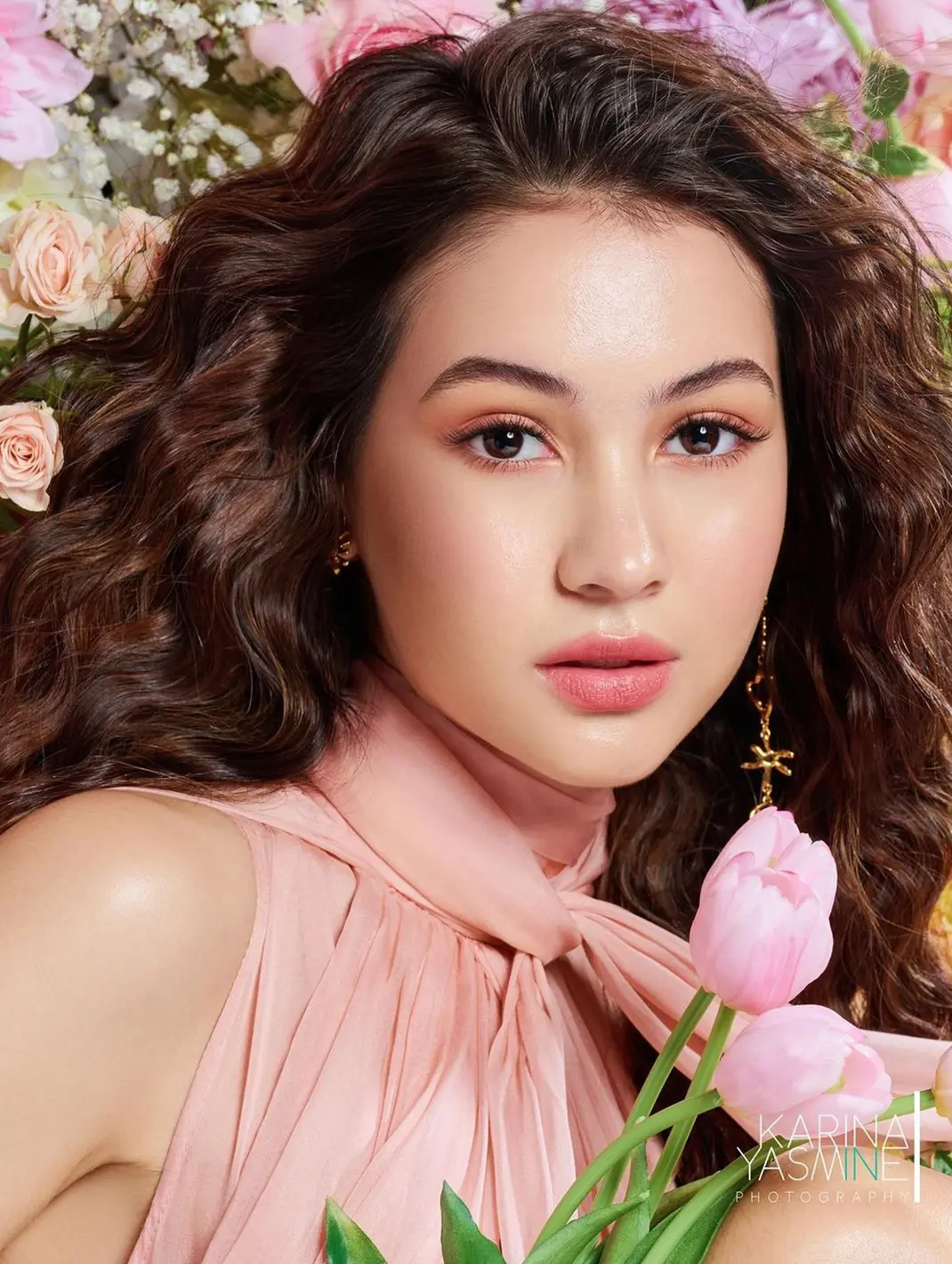 Pemotretan Sandrinna Michelle dengan Rambut Keriting, Tampil Serba Pink ...