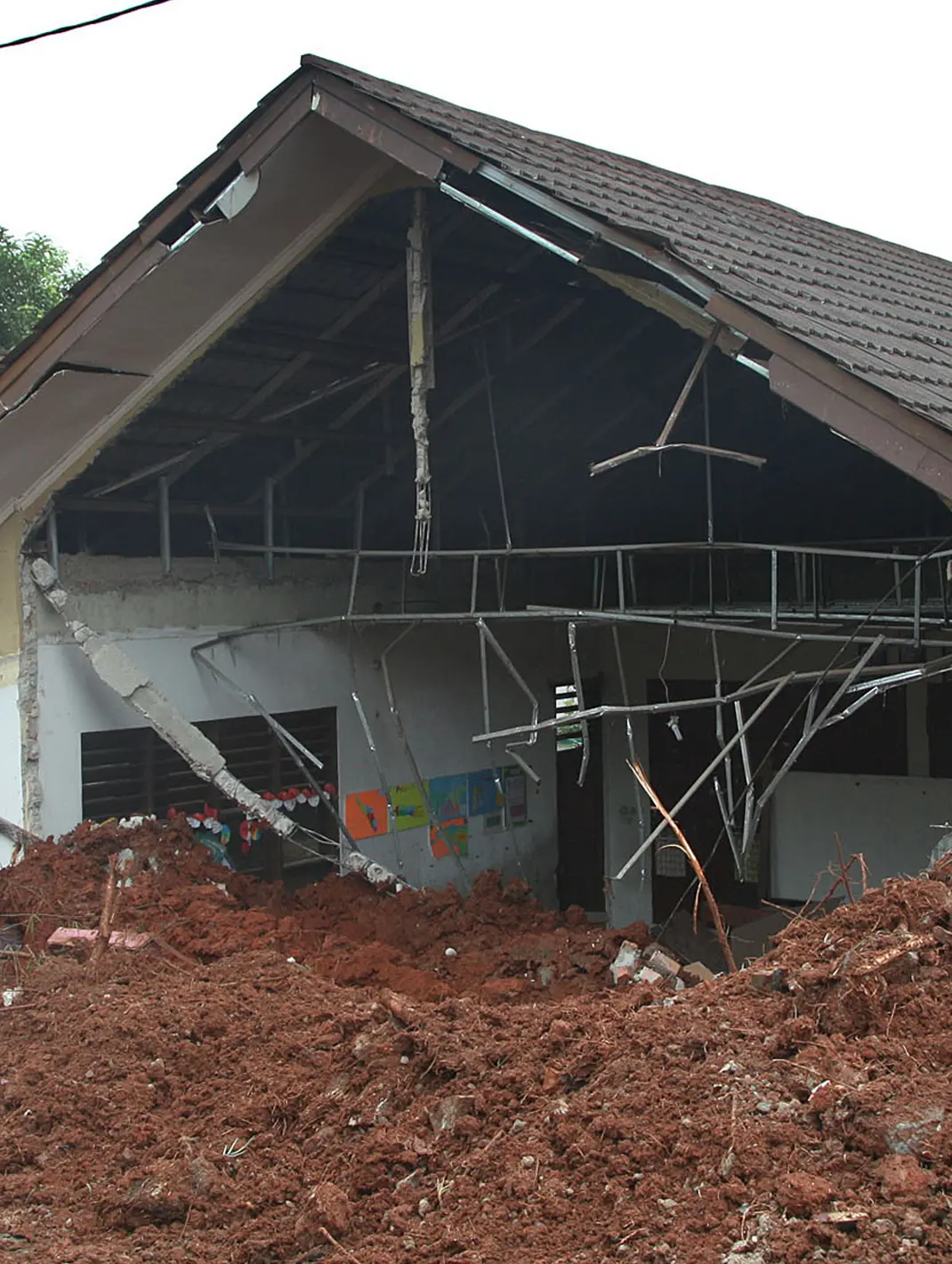 FOTO: Truk Proyek Tol Timpa Bangunan SD Bambu Apus Pamulang - Foto ...