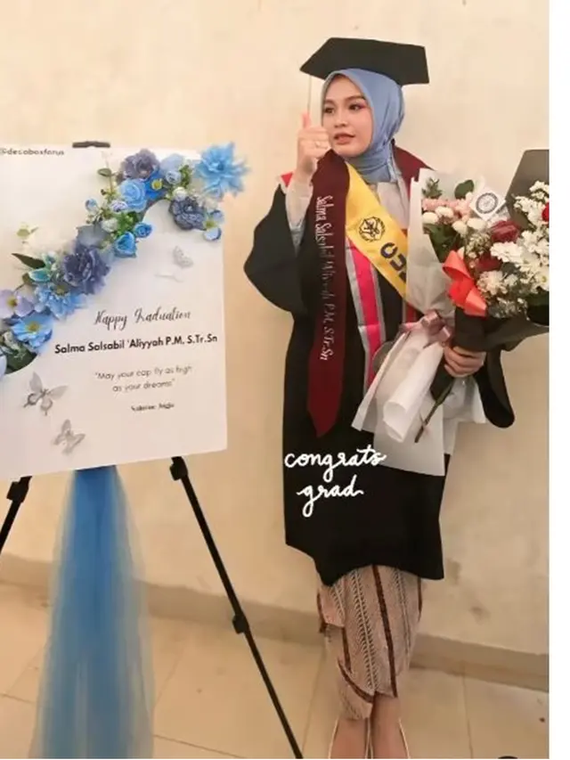 6 Potret Wisuda Salma Salsabil dari ISI Jogja, Raih Gelar Sarjana Terapan Seni - Hot Liputan6.com