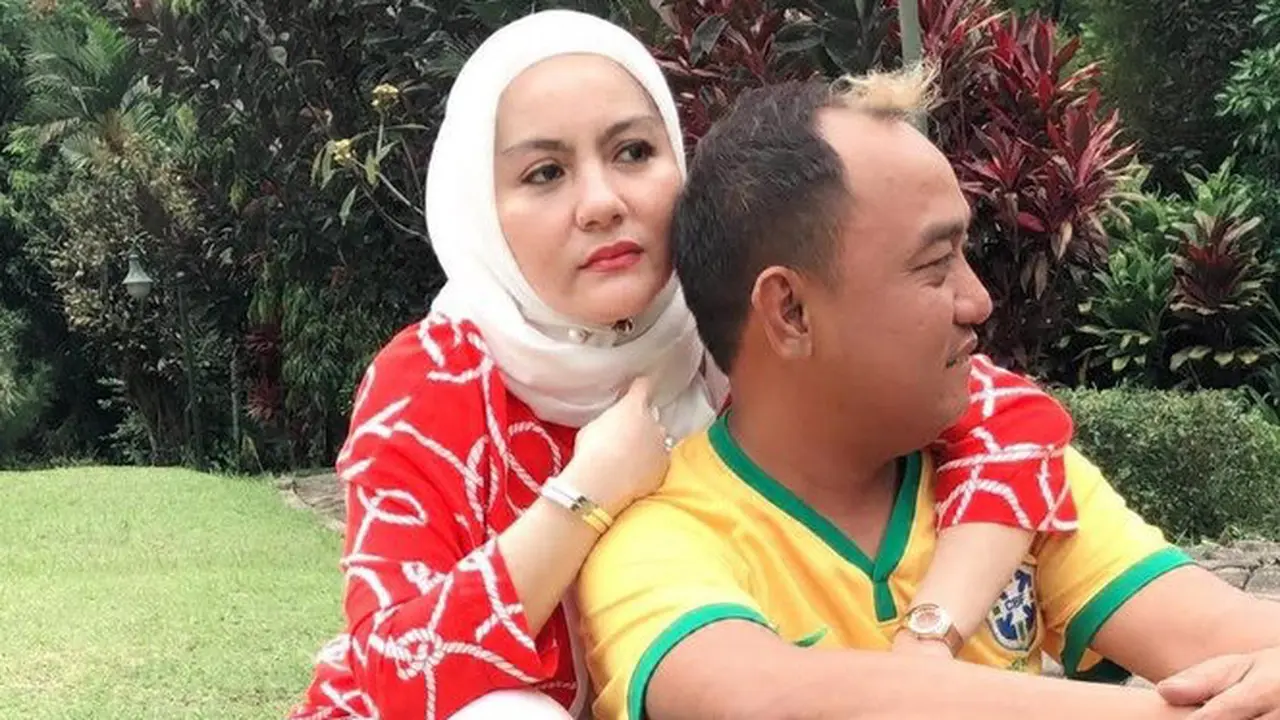 6 Gaya Istri Kedua Azis Gagap, Momen Peluk Mesra Suami dari Belakang ...
