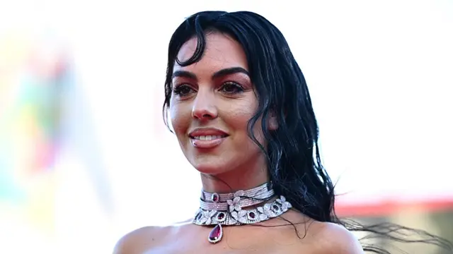 Georgina Rodriguez Bikin Heboh Lagi, Kali Ini Pakai Gaun Mini dengan ...