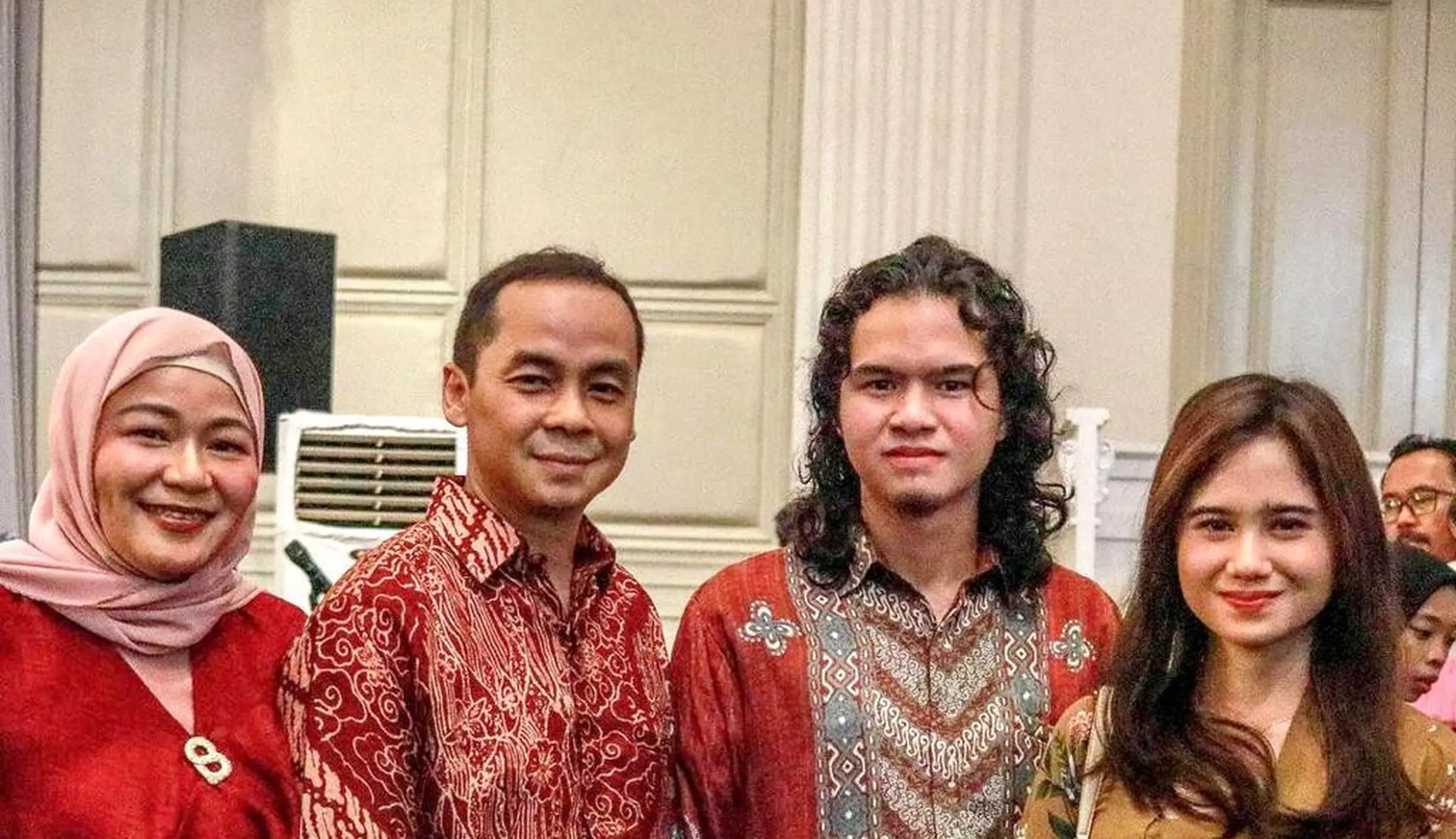 8 Gaya Artis di Acara Pernikahan Adinda Thomas, dari Tissa Biani ...