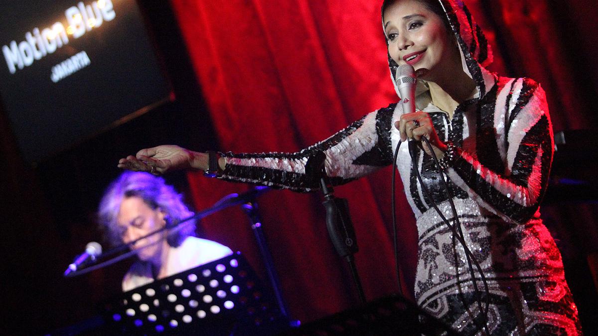 Ayu Azhari Antusias Hibur Veteran Perang - ShowBiz Liputan6.com