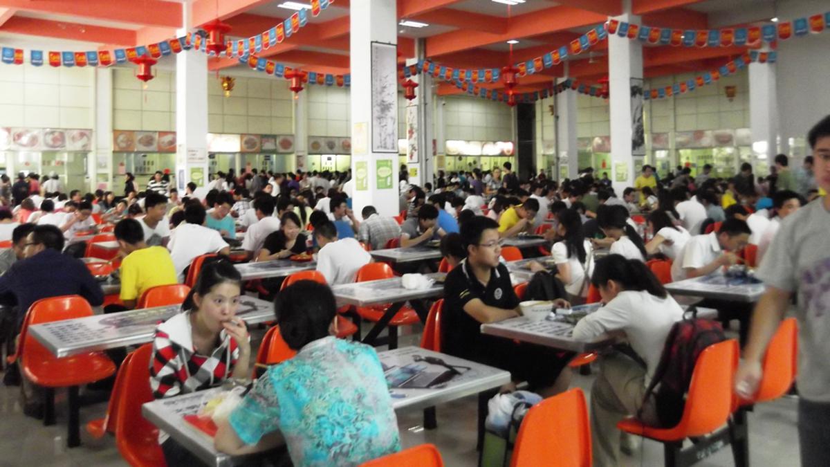 5 Makanan Khas Kantin Kampus yang Bikin Rindu