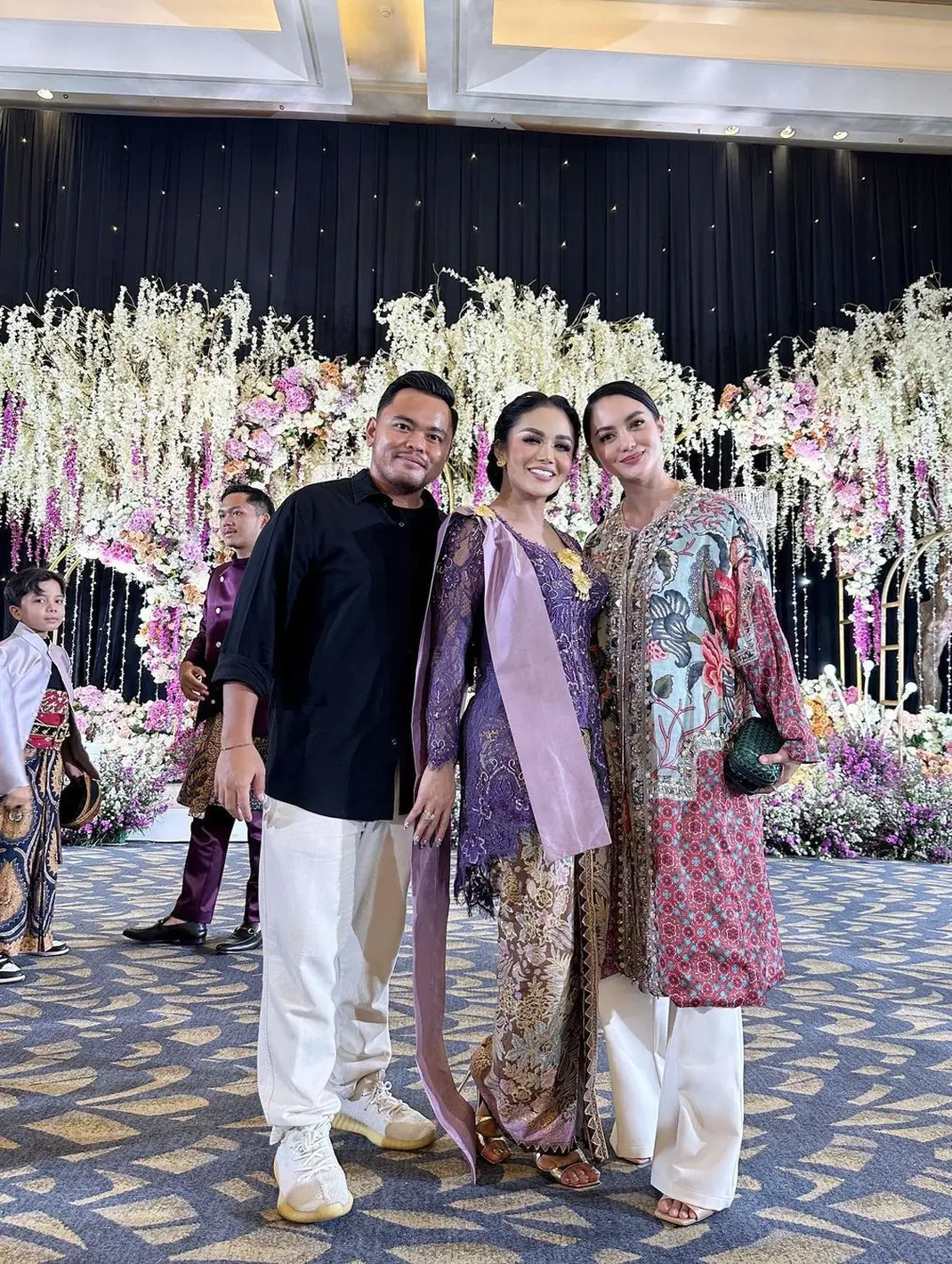 8 Potret Seleb Pakai Kebaya di Acara Mitoni Aurel Hermansyah, dari Ashanty, Kris Dayanti hingga ...