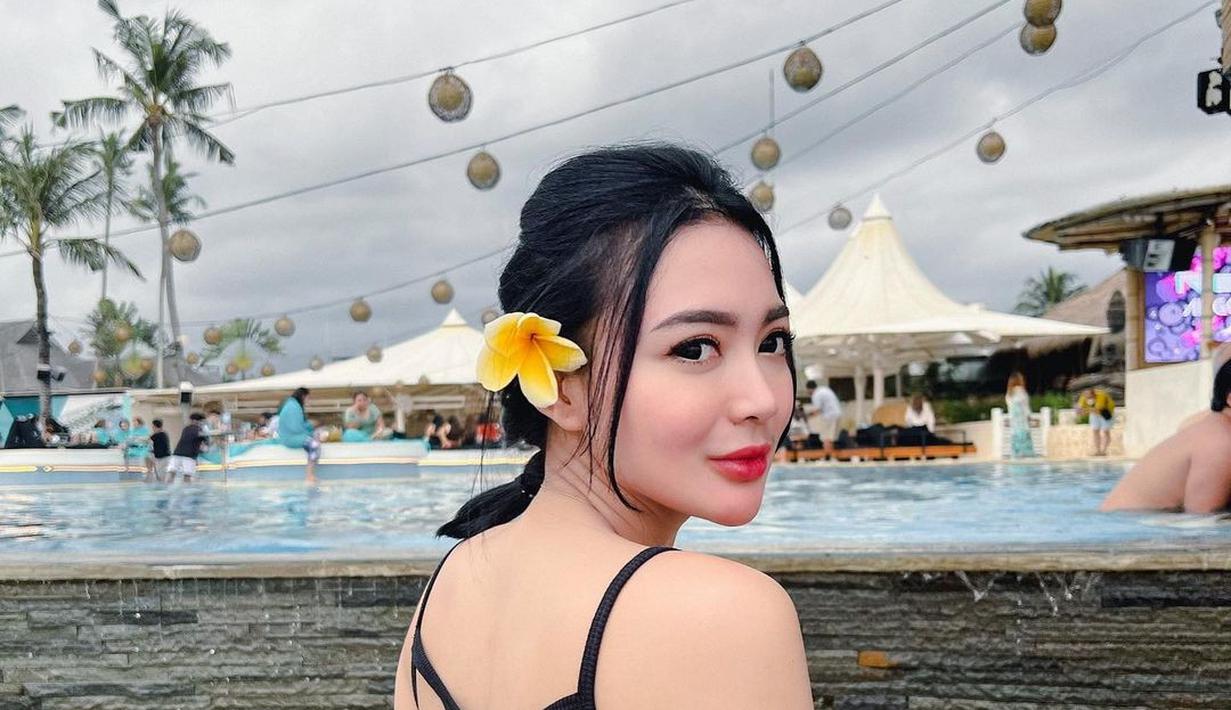 7 Potret Wika Salim Pamer Punggung Mulus, Ada Pose Seksi di Pinggir Pantai - Photo Fimela.com