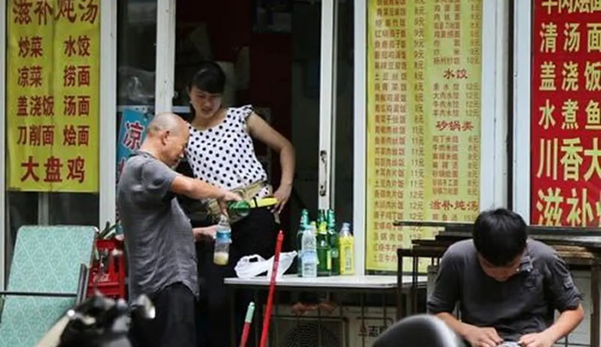 Foto Pengemis Bergaya Hidup Mewah: Makan di Hotel Bintang Lima