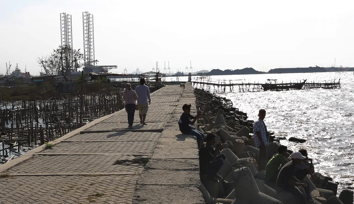 FOTO: Menikmati Suasana Sore Hari di Pantai Marunda - Foto Liputan6.com