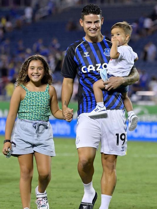 6 Potret Hot Daddy James Rodriguez, Suka Pamer Kemesraan dengan Buah ...