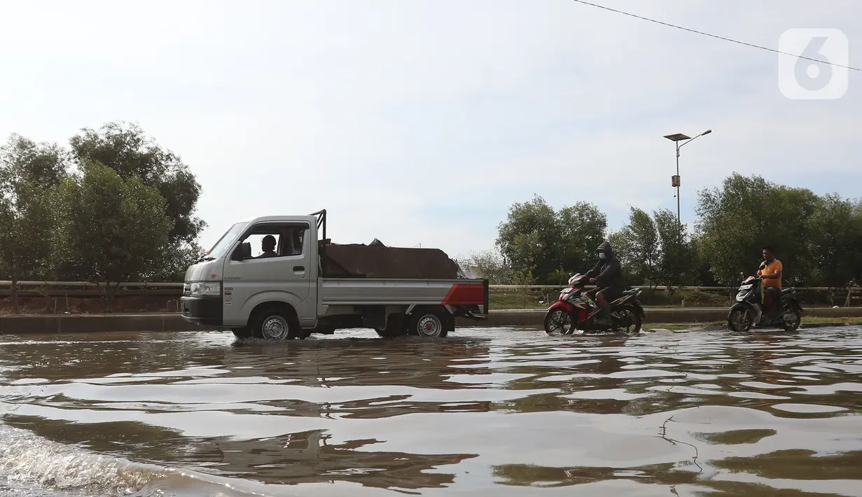 FOTO: Banjir Rob Genangi Pelabuhan Muara Baru - Foto Liputan6.com