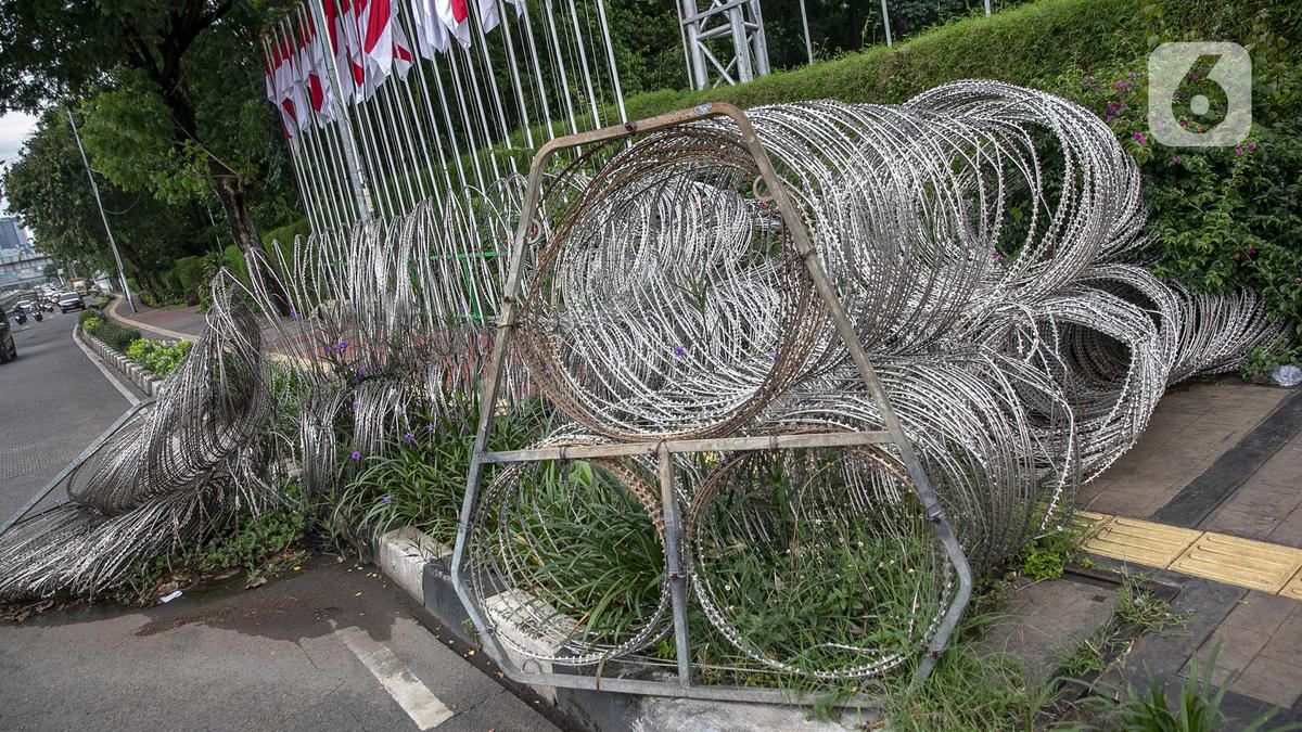 FOTO: Kawat Berduri Halangi Jalur Pedestrian di Jalan Gatot Subroto