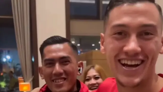 Momen Kocak Bintang Timnas Indonesia Jay Idzes Bertemu Kembarannya Hanafi 'Bang Jay dari Citayam ...