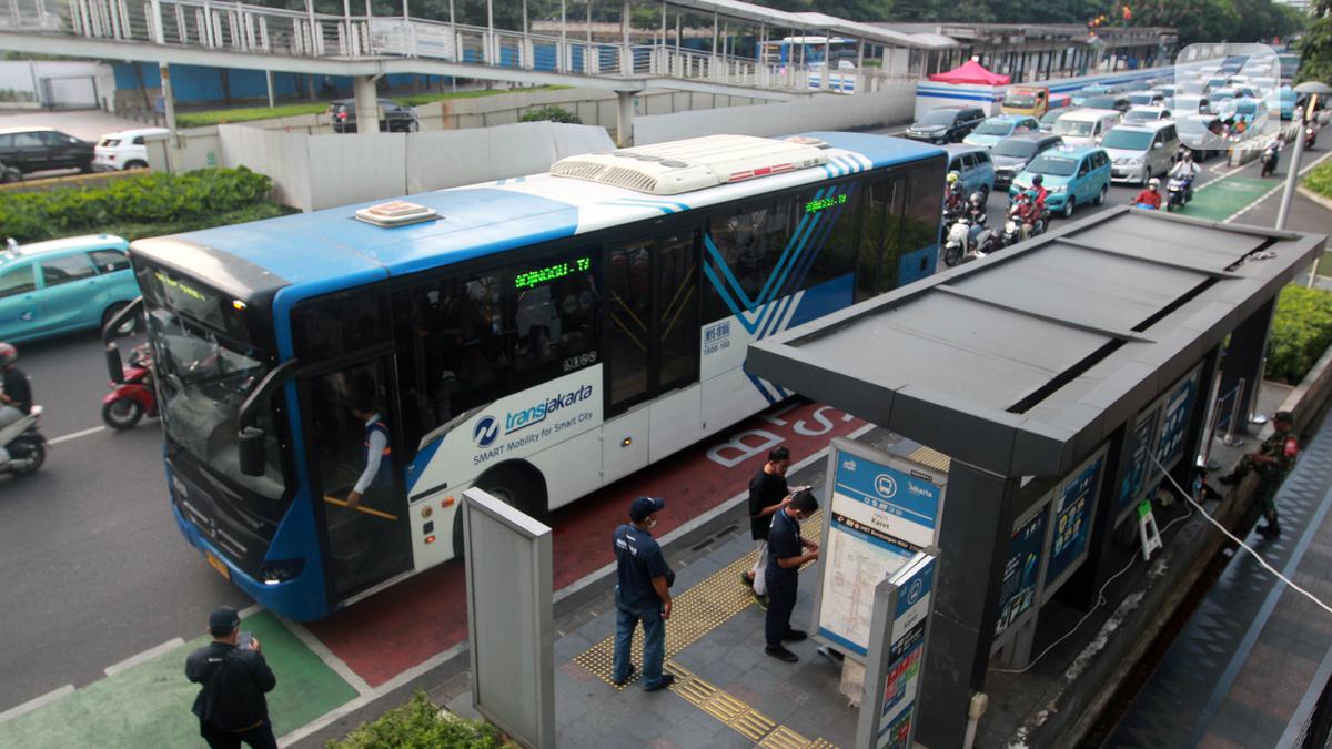 Bus Transjakarta Oleng di Cakung, Tabrak Sejumlah Kendaraan hingga ...