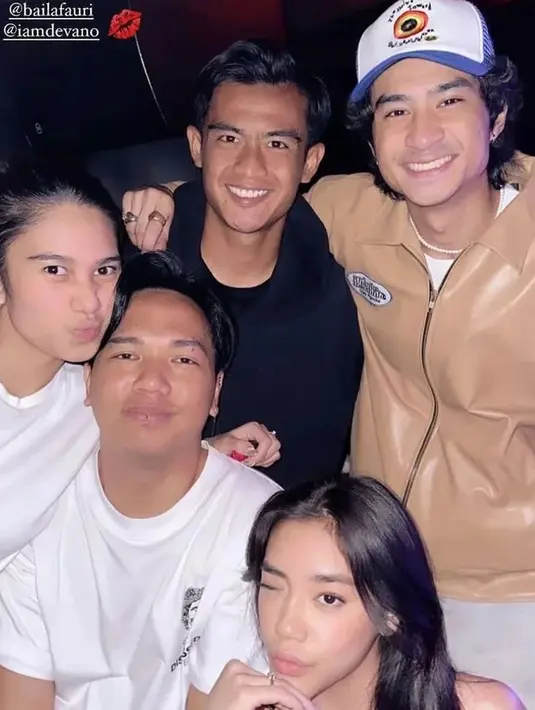 Momen Arhan dan Azizah Kumpul Bareng Keluarga dan Teman Saat Sampai di ...