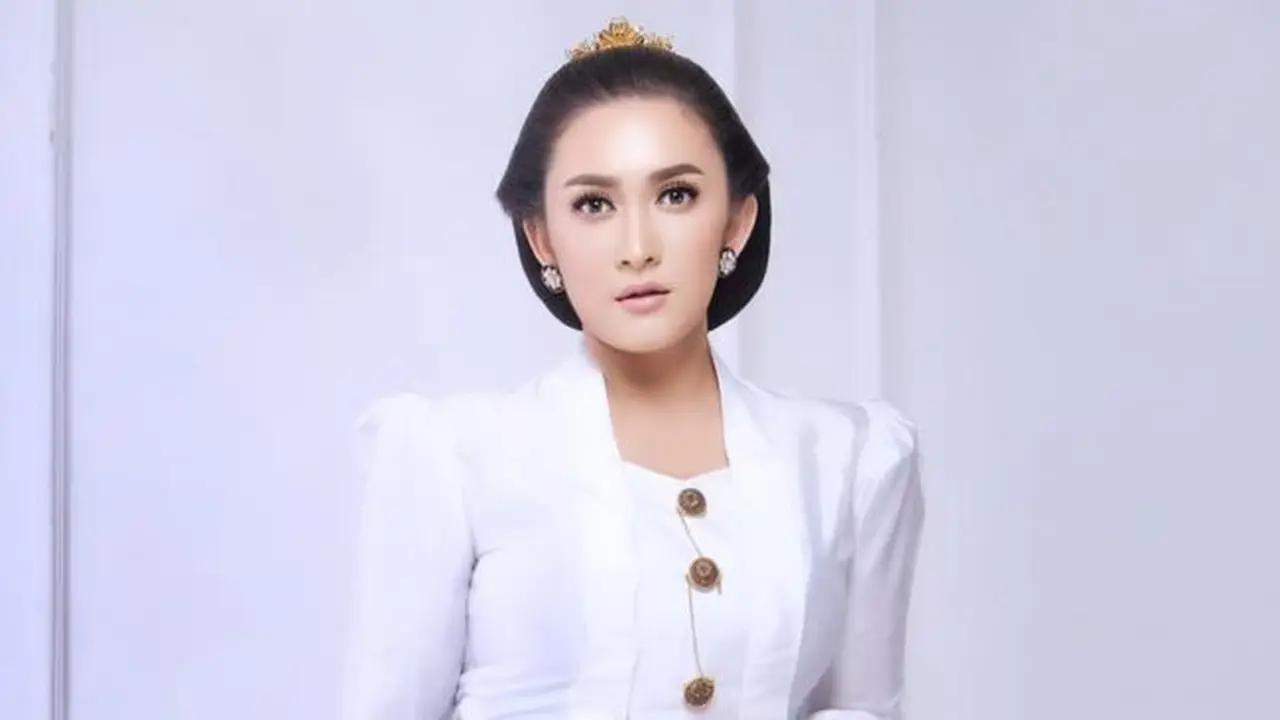 7 Model Kebaya Jawa Modern Ala Nafa Urbach, Inspirasi Tampil Anggun ke ...