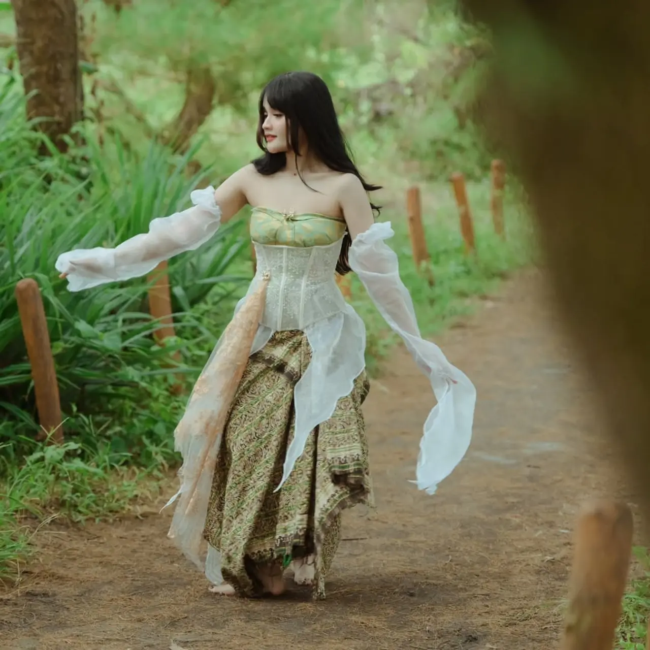 4 Potret Fanny Soegi dalam Penampilan Terbaru, Memesona Dijuluki ...