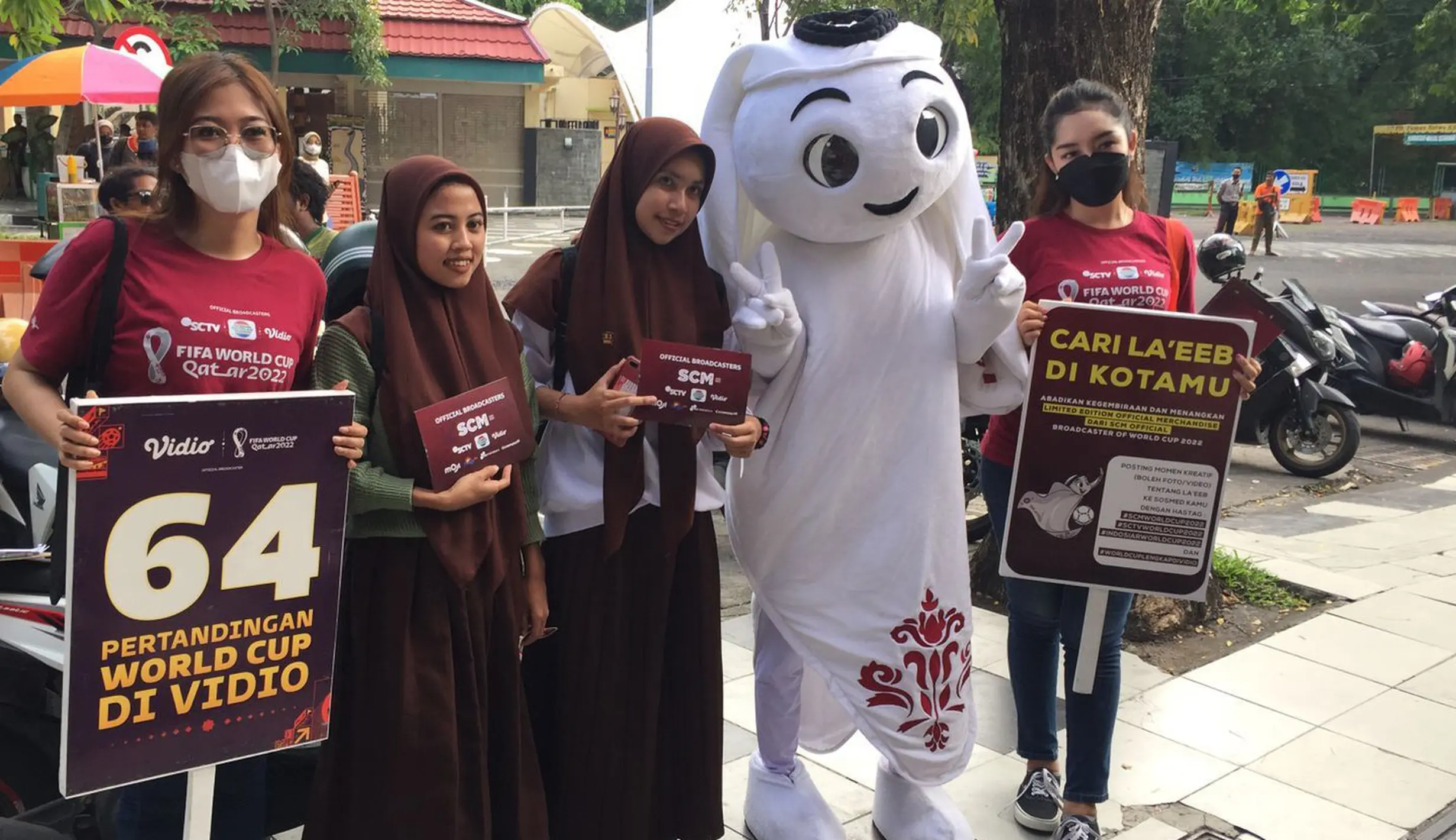 Foto: Hari Kedua di Surabaya, Maskot Piala Dunia 2022 Main ke Pantai ...