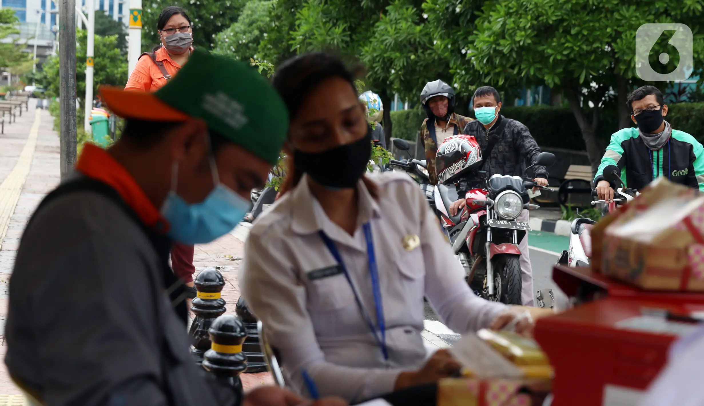 FOTO: Hindari Tilang dan Tarif Parkir Mahal, Ratusan Kendaraan di Jakarta Ikut Uji Emisi - Foto ...