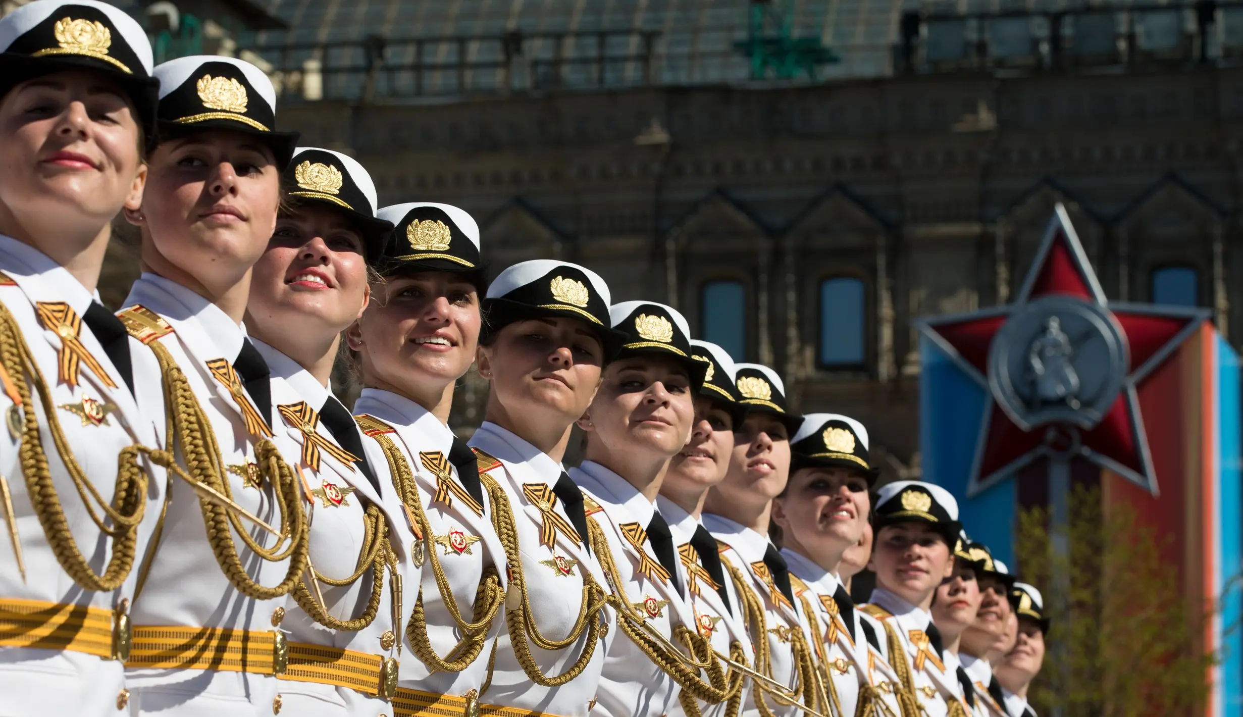 Melihat Tentara Wanita Rusia Ikuti Latihan Parade Militer - Foto ...