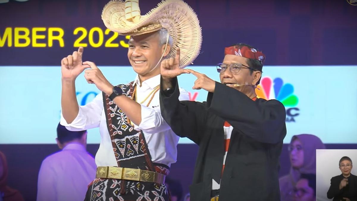 Aksi Slepet Sarung Cak Imin dan Ganjar-Mahfud Pakai Baju Adat NTT dan ...