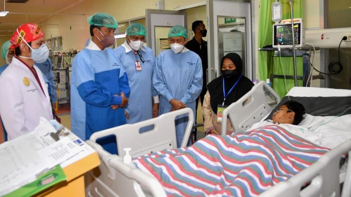 Jenguk Korban Tragedi Kanjuruhan, Jokowi: Tetap Semangat dan Segera Sembuh