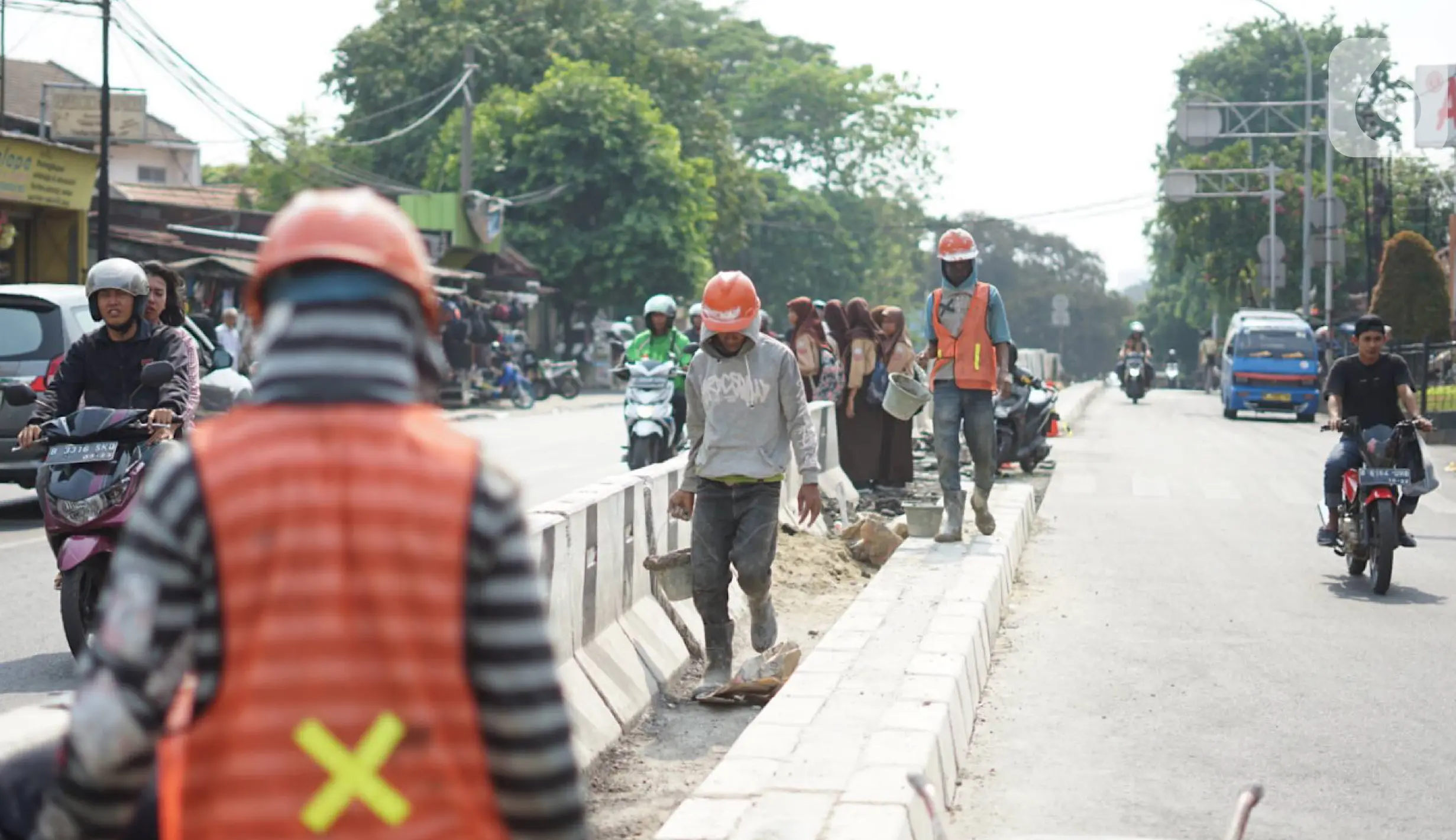 FOTO: Separator Jalan di Pasar Minggu Dibuat Permanen - Foto Liputan6.com