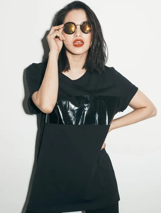 FOTO: Gaya Ririn Ekawati saat Pakai Kacamata Hitam, Menawan dan Elegan ...