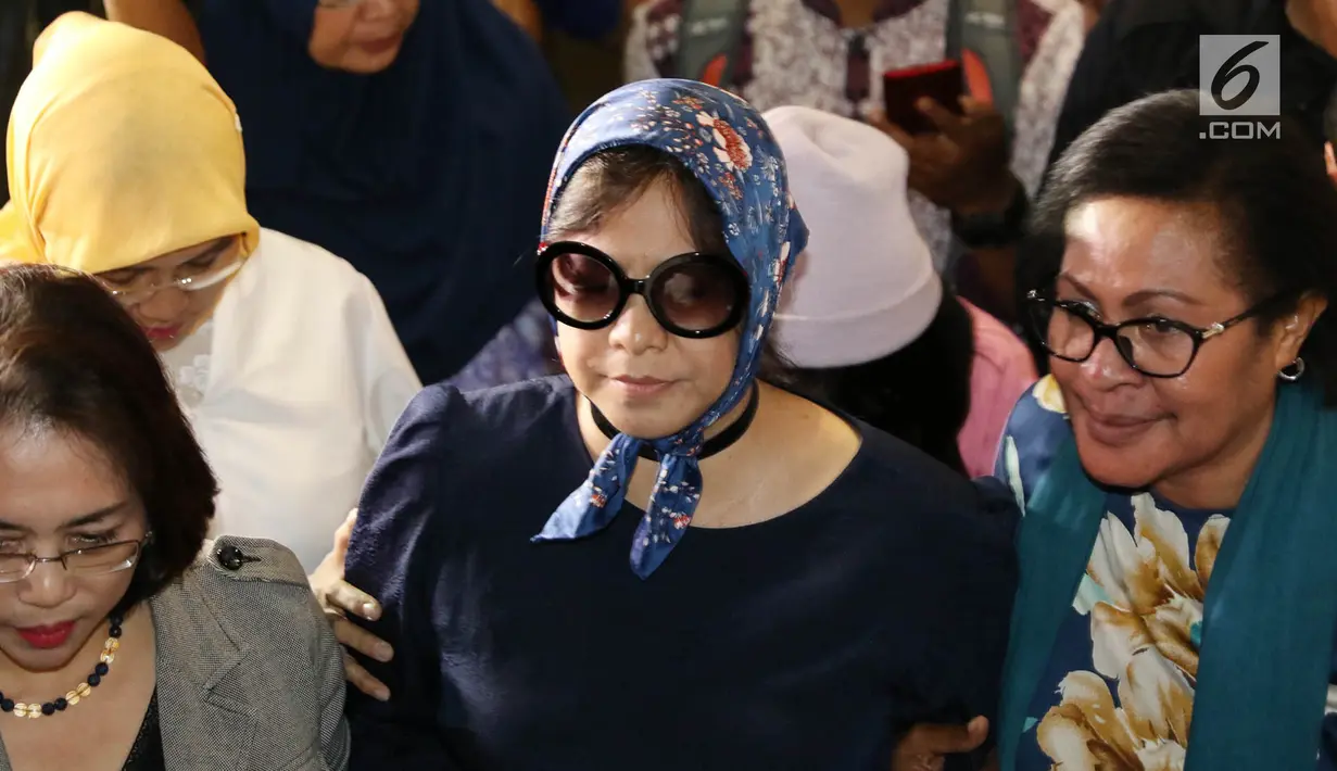 Berkacamata Hitam, Istri Jenderal Penampar Petugas Bandara Diperiksa Polisi - Foto Liputan6.com