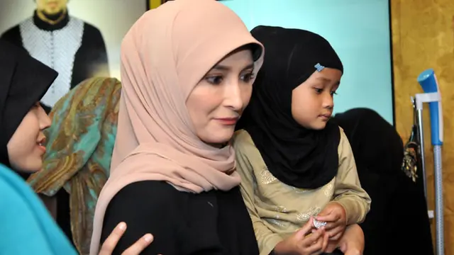 Cerita Seru Inneke Koesherawati Ajari Dua Anaknya Berpuasa - Islami ...
