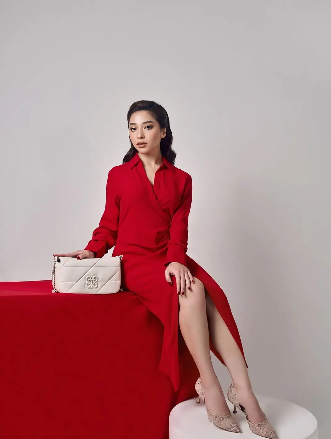 10 Potret Gaya Bold Artis Dibalut Dress Merah yang Pesonanya Tak Main ...